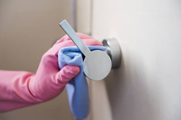 Poignées de porte : comment les désinfecter ? - Maison Blog